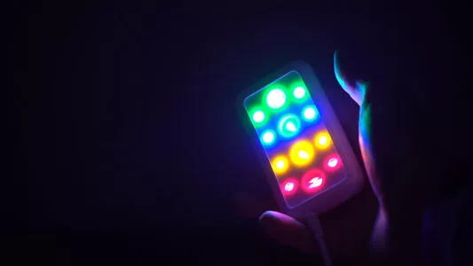 5-in-1 Laseranwendung: Die neowake® Chroma Watch